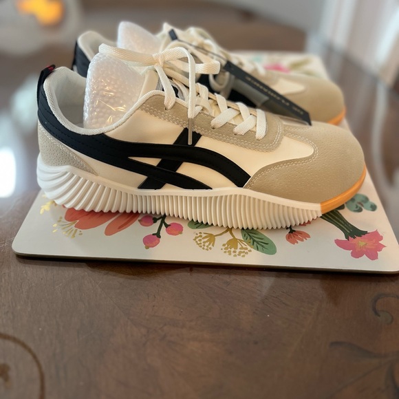 deflorence milan | Shoes | De Florence Beige And Black Sneakers | Poshmark